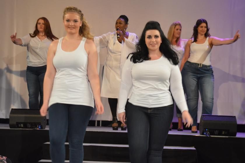 Deutschlands schönste Kurven: Laura Goymann ist Fräulein Kurvig 2015 ...